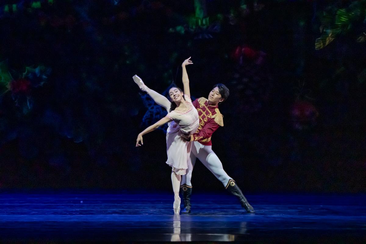 The Joffrey Ballet's "Chicago-centric" version of The Nutcracker is ...